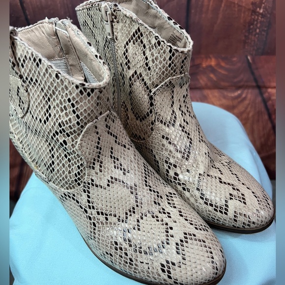 True Craft | Shoes | True Craft Snake Skin Winnie Ankle Cowgirl Boots ...